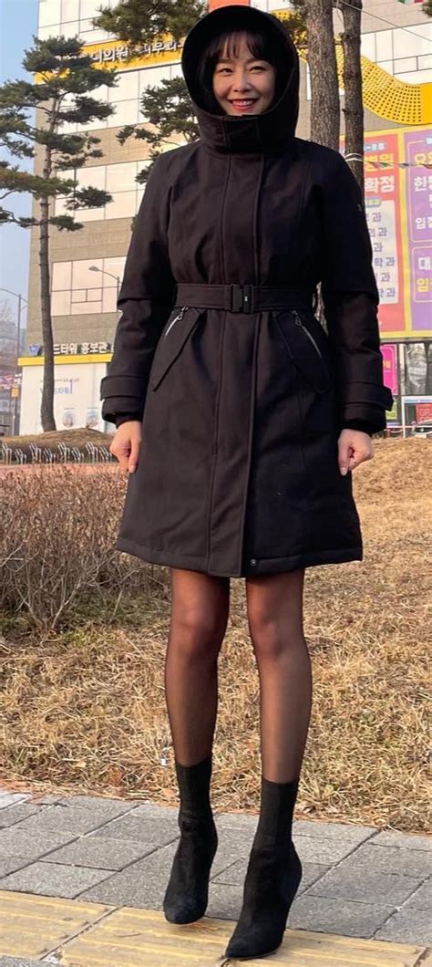 추운 겨울 꽁꽁 싸매고 검정 스타킹 각선미 공개 먹튀오버☠️