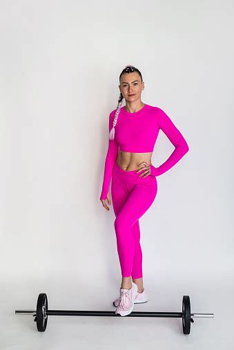 하얀 스튜디오 배경에 근육질의 여성의 바벨과 함께 데드리프트 운동 기술 역도에 대한 스톡 사진 및 기타 이미지 역도 건강한 생활방식 근육 Istock