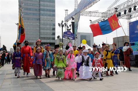 Фото Дээлтэй Монгол наадамд хүүхэд залуус идэвхтэй оролцлоо