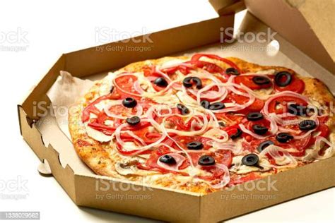 햄과 토마토 올리브 소스 녹인 치즈 바삭바삭한 면 흰색 배경에 고립된 피자 0명에 대한 스톡 사진 및 기타 이미지 0명 레스토랑 모차렐라 Istock