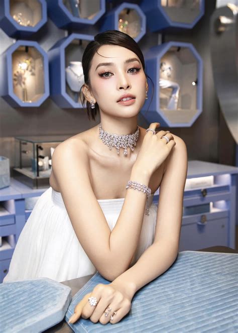 Hoa Hậu Trần Tiểu Vy Khoe Vai Trần Gợi Cảm