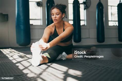 피트니스 스트레칭 헬스장에서 워밍업 운동 트레이닝 운동으로 몸의 건강을 위한 여성 강한 근육 균형 및 에너지를 위해 다리를