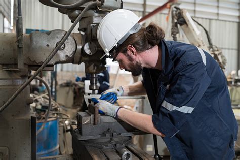 산업 공장의 전문 남성 엔지니어 유지 보수 선반 기계 안전 유니폼 고글 및 헬멧이 있는 선반 기계를 수리하는 엔지니어 20 24세에 대한 스톡 사진 및 기타 이미지 Istock