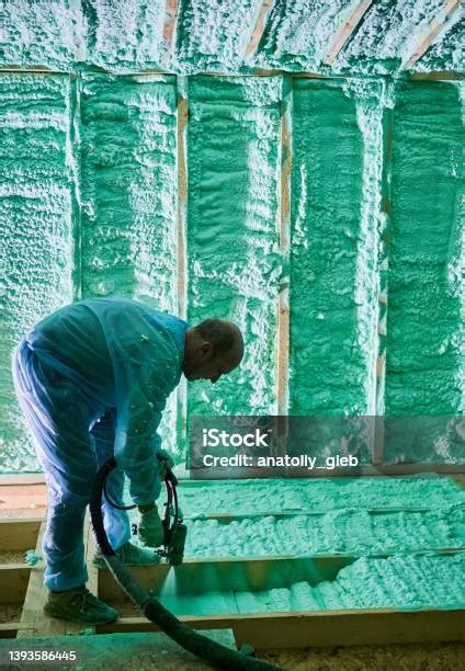 단열재 나무 프레임 하우스를위한 폴리 우레탄 폼을 살포하는 노동자 45 49세에 대한 스톡 사진 및 기타 이미지 45 49세 가정의 방 개발 Istock