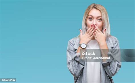 젊은 금발 비즈니스 여자 입 실수에 대 한 손으로 다루는 충격된 절연된 배경 위에 자 켓을 입고 비밀 개념입니다 가리기에 대한 스톡 사진 및 기타 이미지 Istock