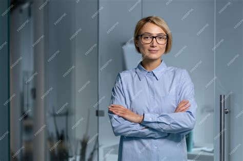 Premium Photo Portrait Of A Young Beautiful Woman Designer Architect