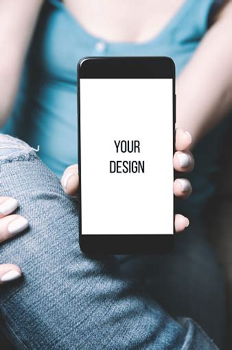 여자는 그녀의 손에 들고입니다 디자인 또는 응용 프로그램 서식 파일 가정 생활에 대한 스톡 사진 및 기타 이미지 가정 생활 개념 개인적 시점 Istock