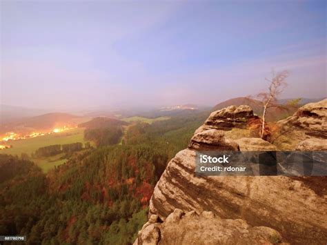 나무와 바위입니다 보름달 밤 아름 다운 산에 사암 봉우리와 언덕 안개에서 증가 0명에 대한 스톡 사진 및 기타 이미지 0명 11월 가을 Istock