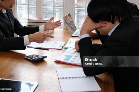 퓨 리 어스 보스 좌절된 남자를 꾸 지 람입니다 염증된 사업가 직장에서 실패에 대 한 비난 화가 인턴 스트레스 작업 걱정하는에 대한 스톡 사진 및 기타 이미지 Istock