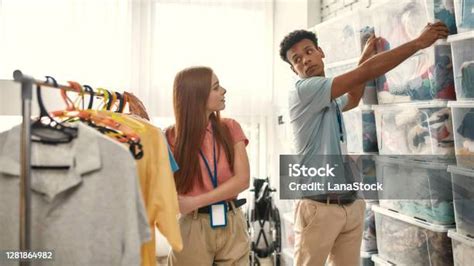 젊은 자원봉사자들 선별 가난한 사람들을 위한 옷 포장 실내 기부 프로젝트에 참여하는 다양한 팀 169에 대한 스톡 사진 및 기타 이미지 Istock