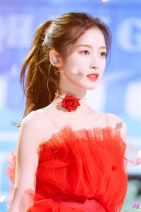 빨간 드레스 입은 오마이걸 아린 인기가요 포토 스케치 귀여운 한국 소녀 빨간 드레스 연예인
