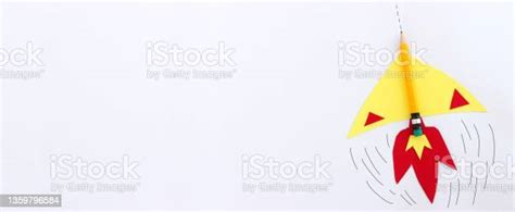 학교 또는 교육 개념으로 돌아갑니다 종이 배경 위에 연필로 만든 로켓 0명에 대한 스톡 사진 및 기타 이미지 0명 개념 과학 Istock