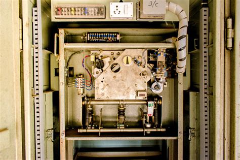 전기 개폐 장치 발전소의 산업 구역에있는 변전소의 산업용 전기 스위치 패널 배전반에 대한 스톡 사진 및 기타 이미지 배전반