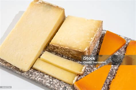치즈 컬렉션 하드 프렌치 치즈 오래된 캔탈과 헹구는 생 젖소 우유로 만든 노란색 미모에트 치즈에 대한 스톡 사진 및 기타 이미지 치즈 캉탈 0명 Istock