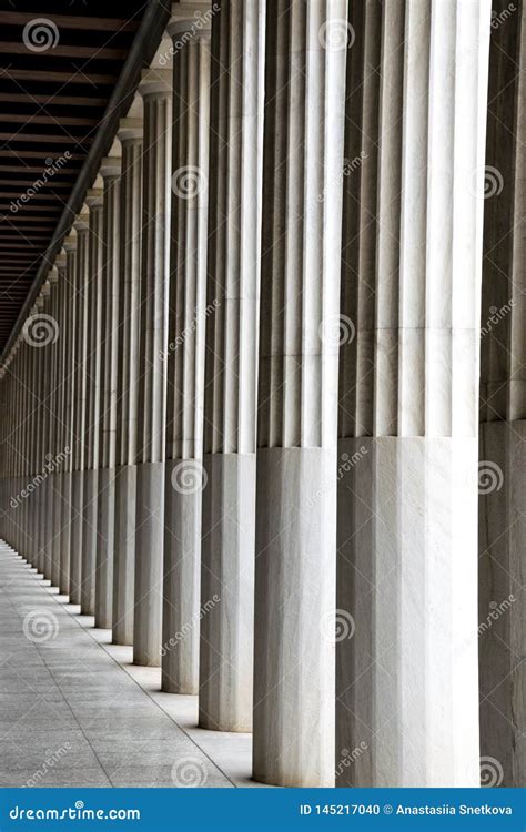 Colunas Do Grego Cl Ssico Em Seguido Foto De Stock Imagem De Arquitetura Antiguidades