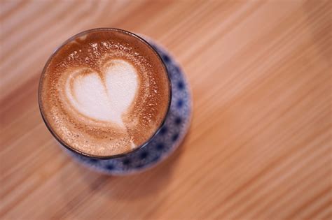 작은 유리 컵에 심장 모양의 라 떼 아트와 함께 뜨거운 카페 라 떼 0명에 대한 스톡 사진 및 기타 이미지 0명 라떼 라떼아트 Istock