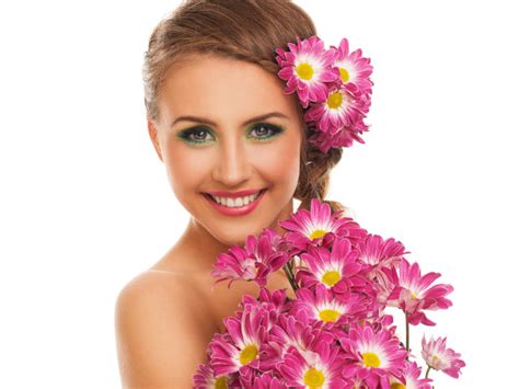 Красивая улыбающаяся девушка с букетом хризантем на белом фоне обои для рабочего стола