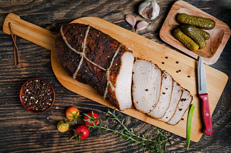 삶은 돼지 고기를 향신료와 함께 오븐에서 굽습니다 도마에 얇게 썬 고기 조각 위에서 본 모습 갈색에 대한 스톡 사진 및 기타 이미지 Istock