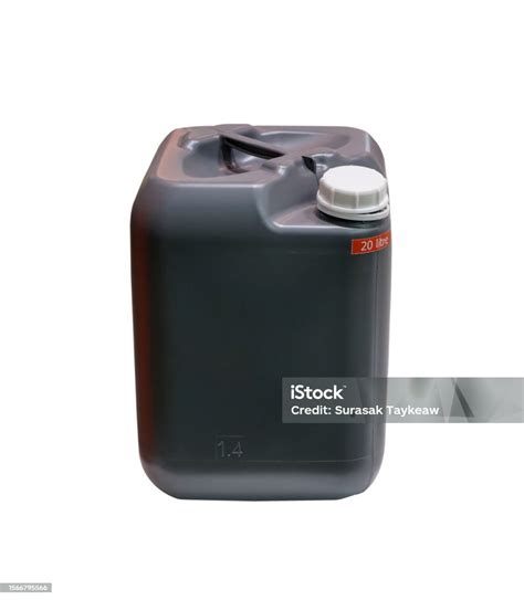 검은색 플라스틱 용기 20리터 흰색 배경에 분리된 라벨 없이 산업용 오일을 받는 사람에게 기계 오일 캡이 있는 검은색 플라스틱