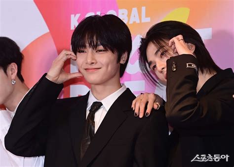 스트레이키즈 아이엔 현진 다정하게 포토 ｜스포츠동아