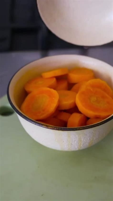 이가모노 코리아 세라믹 그릇 전자레인지 전용 요즘 많이 보이는 비빔당근을 해보았어요🥕 중간에 전자레인지에 당근을 살짝 돌려야해서 세라믹 그릇을 이용하여 7분 정도