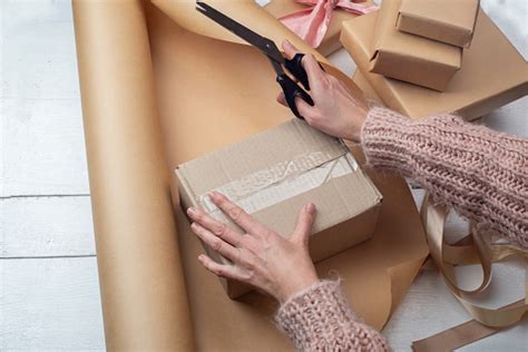 크래프트 페이퍼에 선물 포장 크래프트 페이퍼에 선물 포장 여성 손은 밝은 리본으로 만든 선물과 넥타이 활상자를 랩 개체 그룹에 대한 스톡 사진 및 기타 이미지 Istock