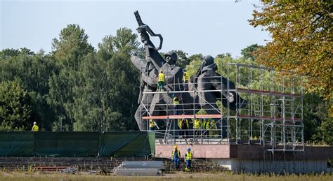 ლატვიაში საბჭოთა ძეგლებს იღებენ პოლიციამ დემონტაჟის მოწინააღმდეგეები დააკავა Batumelebi