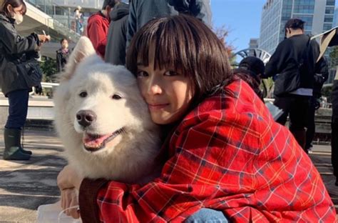 広瀬すず、犬をぎゅー！ 新ドラマ「夕暮れに、手をつなぐ」オフショット Sns「鉄板のかわいさ！」「マジ天使！」 オトナンサー