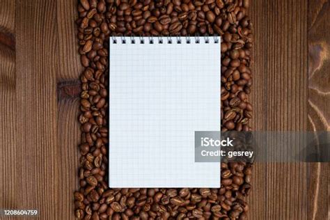 커피 콩과 나무 배경에 복사 공간을위한 장소와 메모장 맨 위 보기 0명에 대한 스톡 사진 및 기타 이미지 0명 곡초류 구이 Istock