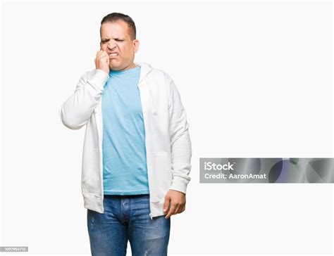 중세 아랍 남자 찾고 스트레스와 긴장 하는 고립 된 배경 위에 셔츠를 입고 손톱을 물어 뜯고 입에 손 불안 문제입니다 감정에 대한 스톡 사진 및 기타 이미지 Istock