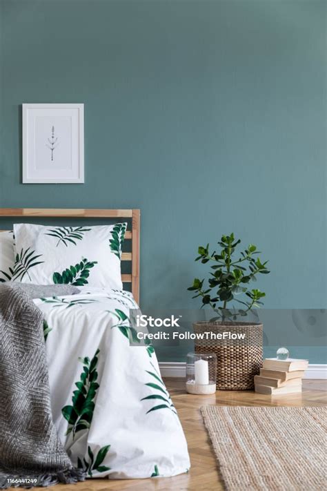 나무 침대 포스터 프레임 등나무 바구니 식물 책과 우아한 액세서리와 침실 인테리어의 최소한의 구성 아름다운 침대 시트 담요와 베개 템플릿 홈 데코 0명에 대한 스톡 사진 및