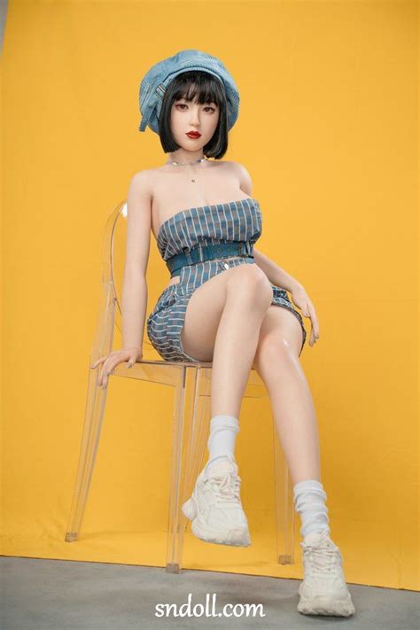 Vrouw Probeert Sekspop Op Ware Grootte Phoebe SN Doll