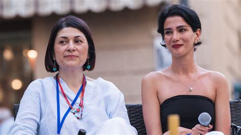 Le Attiviste Iraniane Sadaf Baghbani E Parisa Nazari Viviamo Un