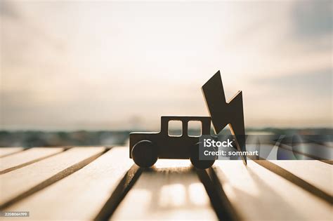 나무 자동차 및 리튬 배터리 표지판 연결된 충전 케이블로 기술 배터리 고출력 전기 에너지 깨끗한 전기로 전기 자동차 및 모바일 장치에 배터리 0에 대한 스톡 사진 및 기타