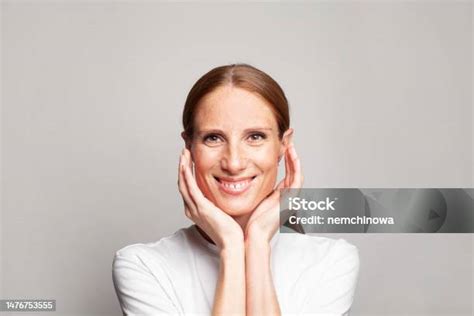 신선하고 건강한 맑은 피부를 가진 행복한 미소 짓는 중년 여성 완벽한 여성 얼굴 클로즈업 피부 관리 얼굴 치료 및 의학 개념 40 44세에 대한 스톡 사진 및 기타 이미지