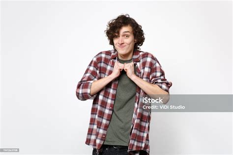 재미 웃는 젊은 남자의 초상화는 카메라와 스튜디오에서 흰색 벽 배경에 고립 된 주먹을 찾고 캐주얼 옷 사람들은 진심으로 감정