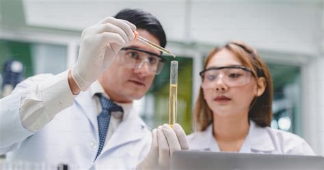 의학 실험실에서 유기 대마초 대마 식물에서 Cbd 오일에 대한 연구를 수행하는 화학 의학 과학자는 건강을 위한 대체 허브 추출물