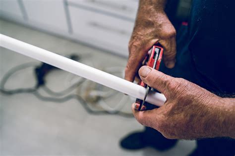 배관공 절단 플라스틱 파이프의 손에 닫아 흰색 배관 설치를 잘라 가위에 대한 스톡 사진 및 기타 이미지 가위 건설 산업 관 튜브 Istock