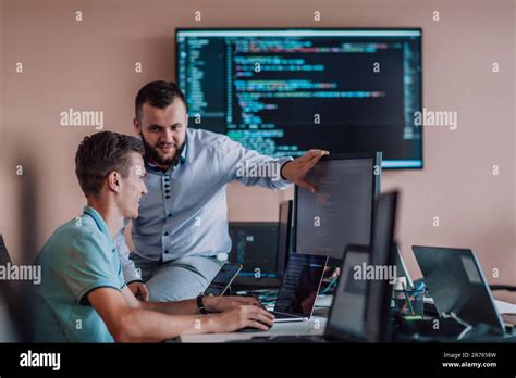 Programmierer Intensivierten Die Zusammenarbeit Und Arbeiteten Intensiv Zusammen Um Komplexe