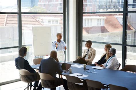 사무실 동료에게 화이트보드 프레젠테이션을 제공하는 젊은 사업가 경영자에 대한 스톡 사진 및 기타 이미지 경영자 계획 그래프 Istock