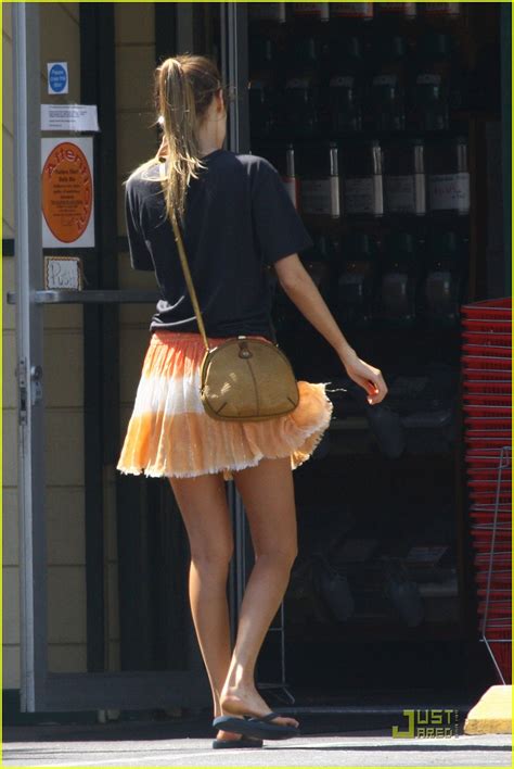 Isabel Lucas Is Transformers Tasty Photo 2005621 Isabel Lucas Photos Just Jared