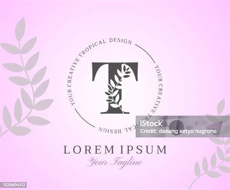 여성스러운 레터 T 로고와 자연 잎 텍스처 디자인 로고 아이콘 크리에이티브 뷰티 알파벳 뷰티 네이처 로고 템플릿 0명에 대한