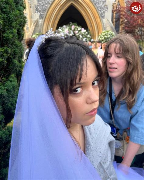 عکس جنا اورتگا در پشت صحنه فیلم بیتل جوس