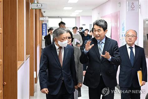 수능 앞두고 시험장 방문한 이주호 부총리 연합뉴스