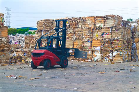 타이어 재활용 산업 판지 쓰레기와 종이 폐기물 공장을 재활용 하는 수송에 대 한 조밀 한 광장에 유압 나르는 쓰레기 프레스 기계를 누른 후 공장 산업 건물에 대한 스톡 사진