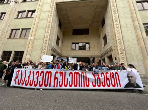 რუსეთის აგენტების წინააღმდეგ პარლამენტთან აქცია მიმდინარეობს