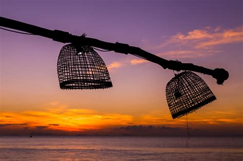 아름 다운 놀라운 빨간 벨벳 일몰 하늘에서 인도양 코 팡 안 태국에서 인기 있는 관광지에에서 열 대 섬에 나무 램프의의 어두운 실루엣 0명에 대한 스톡 사진 및 기타 이미지