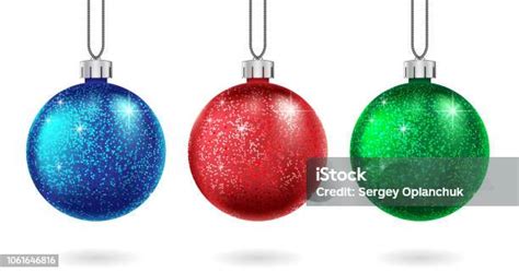 크리스마스 빨간색 파란색 및 녹색 공 고립의 집합입니다 반짝 반짝 값싼 물건입니다 카드 배너 또는 휴일 훈장에 대 한 값싼 한 크리스마스와 새 해 물건 벡터 일러스트입니다