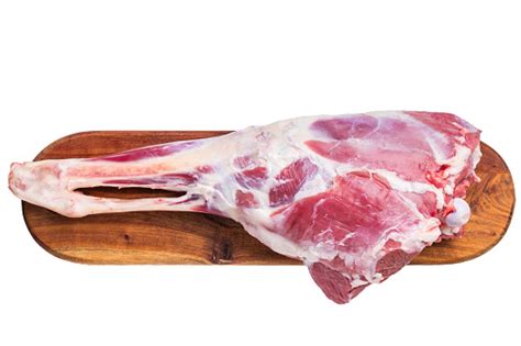 전체 생 양고기 다리 정육점 보드에 익히지 않은 양고기 고기 절연 통하고 있는 백색 배경 상의 View 0명에 대한 스톡 사진 및 기타 이미지 Istock