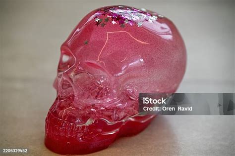 고해상도 클로즈업 반투명 분홍색 에폭시 수지 로즈 쿼트 로즈 쿼트 크리스탈로 채워진 인간 모양의 두개골 중 하나의 이미지 0명에 대한 스톡 사진 및 기타 이미지 Istock